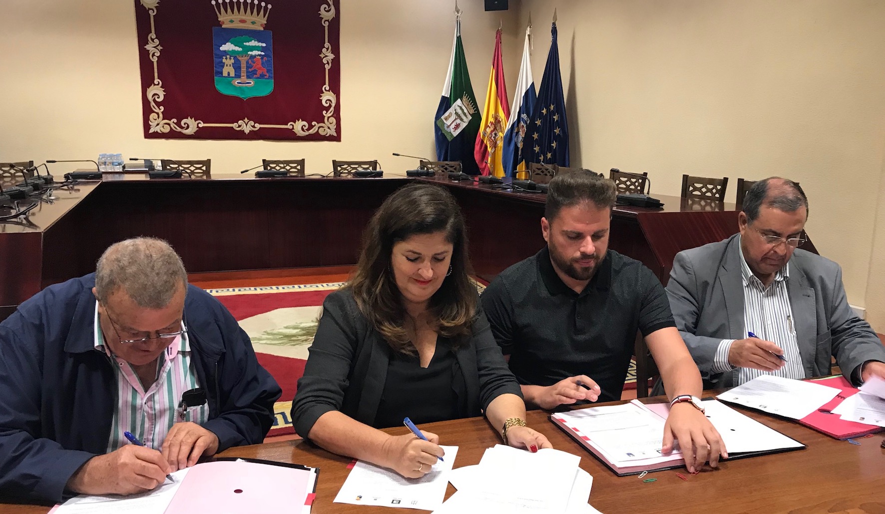 Cabildo y ayuntamientos de El Hierro rubrican el convenio de reparto de ... Cabildo y ayuntamientos de El Hierro rubrican el convenio de reparto de ...